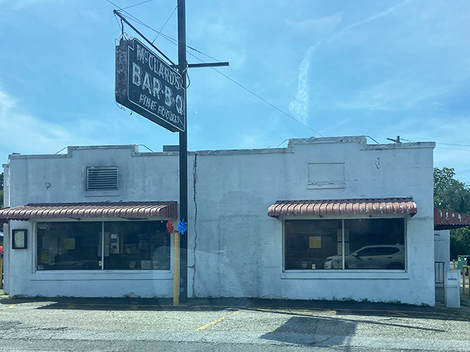 The unassuming white exterior of McClard's hides a barbecue paradise within, like finding a treasure chest disguised as an ordinary box.