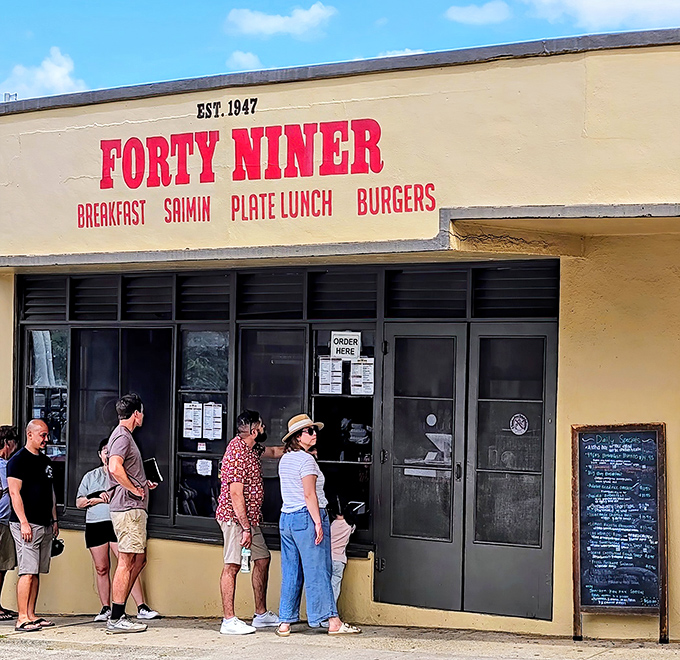 The iconic red lettering against beige stucco has been beckoning hungry Hawaiians since 1947. No fancy frills needed when the food speaks this loudly.