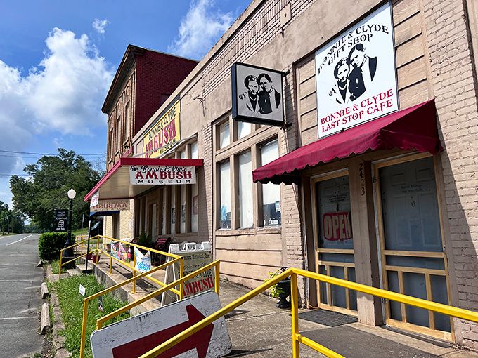 The unassuming fa&ccedil;ade of the Bonnie & Clyde Ambush Museum in Gibsland, where American outlaw history meets small-town charm. History doesn't get more authentic than this!