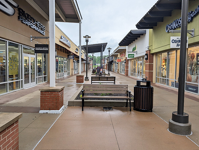 The wide, inviting walkways of St. Louis Premium Outlets offer a shopping experience that's more "treasure hunt" than "mall crawl."