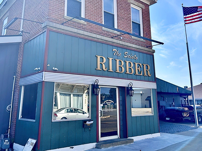 The unassuming green facade of Scioto Ribber stands like a beacon for meat lovers, promising carnivorous delights behind its modest exterior.
