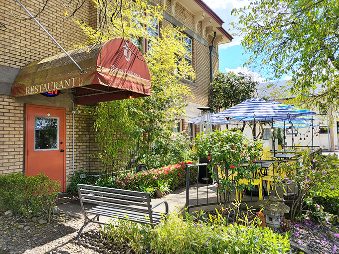 The unassuming brick exterior of Syun Izakaya hides culinary treasures that would make Tokyo proud.