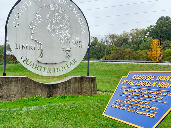 Washington's profile has never looked so imposing! This massive quarter along the Lincoln Highway makes pocket change seem downright microscopic.
