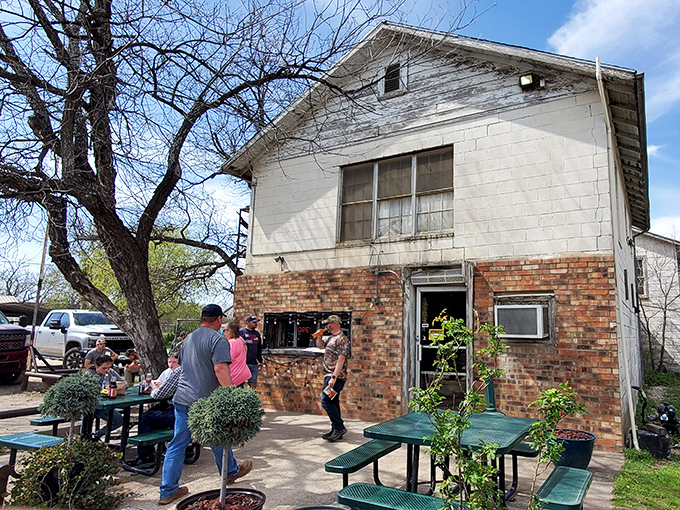 The unassuming brick fortress of burger perfection stands quietly in Jacksboro, where culinary treasures hide behind the simplest facades.