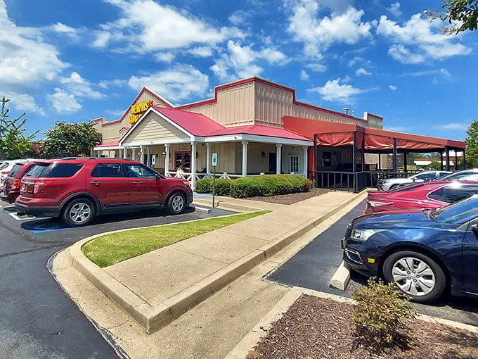 The unassuming exterior of Memphis BBQ Company beckons like a siren song to barbecue pilgrims. Behind that modest facade lies smoky nirvana.