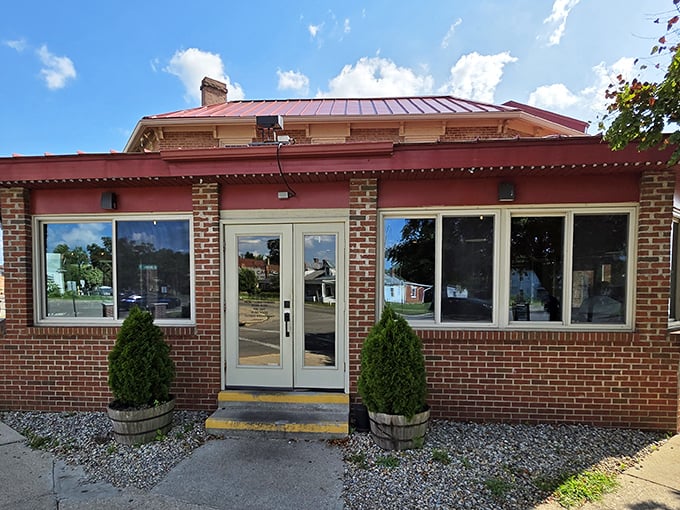 The unassuming brick exterior of Old Canal Smoke House proves once again that culinary treasures often hide behind modest facades.
