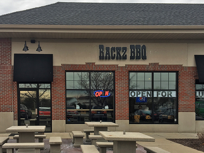 The unassuming storefront of Rackz BBQ proves once again that the best barbecue joints often hide in plain sight, like culinary Clark Kents waiting to reveal their superpowers.