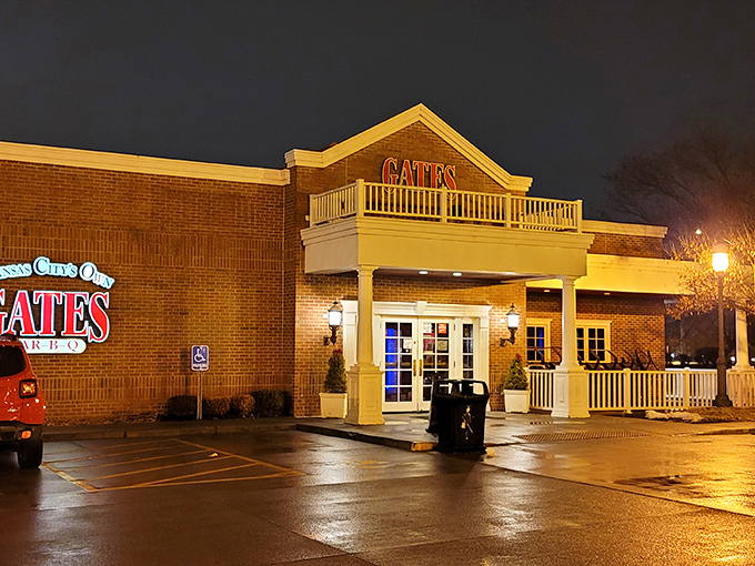 Gates Bar-B-Q glows like a barbecue beacon in the night, its brick fa&ccedil;ade and white columns promising smoky treasures within.