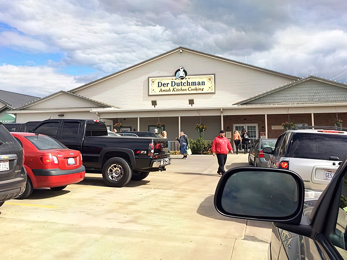 Pulling into Der Dutchman's parking lot feels like arriving at a family reunion where everyone actually likes each other and the food never disappoints.