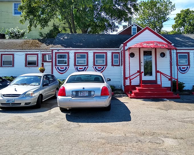 Patriotic bunting adorns Hope Diner's fa&ccedil;ade, where the bright red steps practically roll out the welcome mat for hungry visitors.