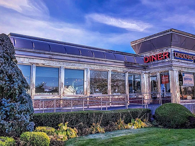 The gleaming stainless steel exterior of Lindenhurst Diner shines like a beacon of hope for hungry travelers on Long Island.