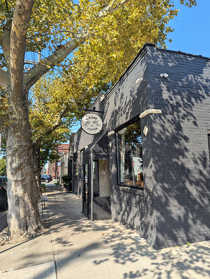 The unassuming gray exterior of Il Rione hides pizza greatness within, like Clark Kent's glasses concealing Superman's true identity.
