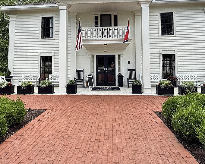 That brick pathway has guided hungry pilgrims to culinary salvation for generations. The American flag waves as if to say, "This way to comfort food paradise!"