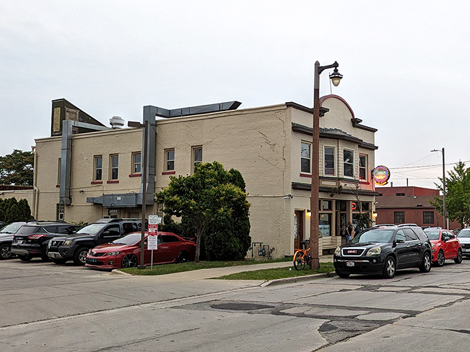 From another angle, Oscar's looks like that friend who doesn't need flashy clothes to make an impression&mdash;the burgers do all the talking.
