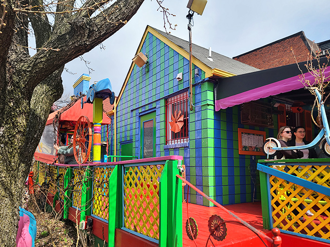 The PaperMoon's exterior looks like Willy Wonka and Pee-wee Herman collaborated on a diner design. Rainbow colors practically shout "normal food rules don't apply here!"