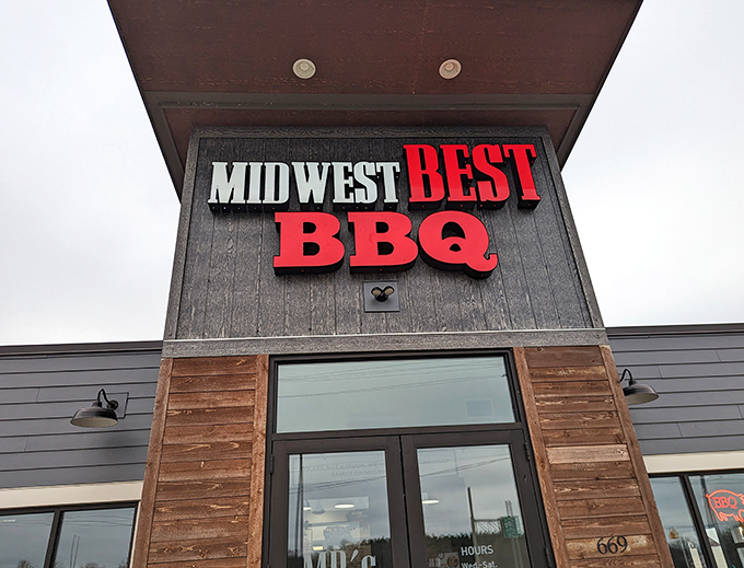 The bold red lettering against dark wood practically screams "get in here now!" &ndash; a siren call to barbecue lovers everywhere.