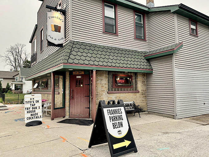 The modest fa&ccedil;ade and neighborhood setting create that "I've discovered something special" feeling before you even step through that burgundy door.