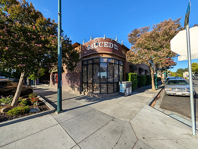 That curved corner entrance says "come on in" louder than your favorite uncle at Thanksgiving dinner.