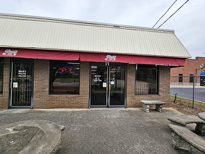 From the outside, it&rsquo;s all brick and beige. Inside, it&rsquo;s pure Columbia burger nostalgia served hot off the grill.