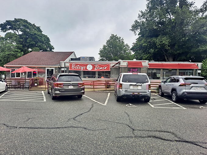 The classic stainless steel exterior with its cherry-red awning practically winks at you, promising comfort food that'll make your taste buds dance with joy.