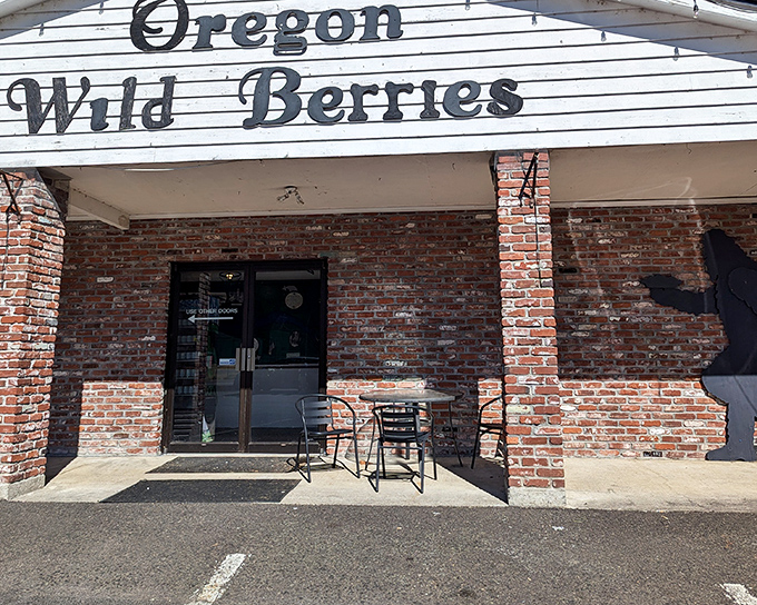The brick fa&ccedil;ade of Oregon Wild Berries welcomes hungry travelers like an old friend who happens to make incredible pie.