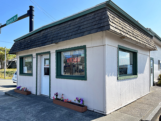 The unassuming exterior of Mom's Kitchen stands like a culinary lighthouse on Sherman Avenue, promising home-cooked salvation to hungry travelers and locals alike.