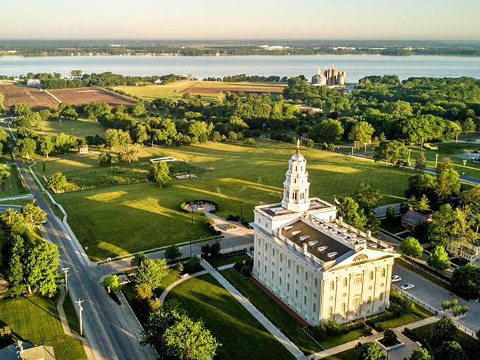 This aerial view proves that sometimes the best things in Illinois come wrapped in trees and river views.