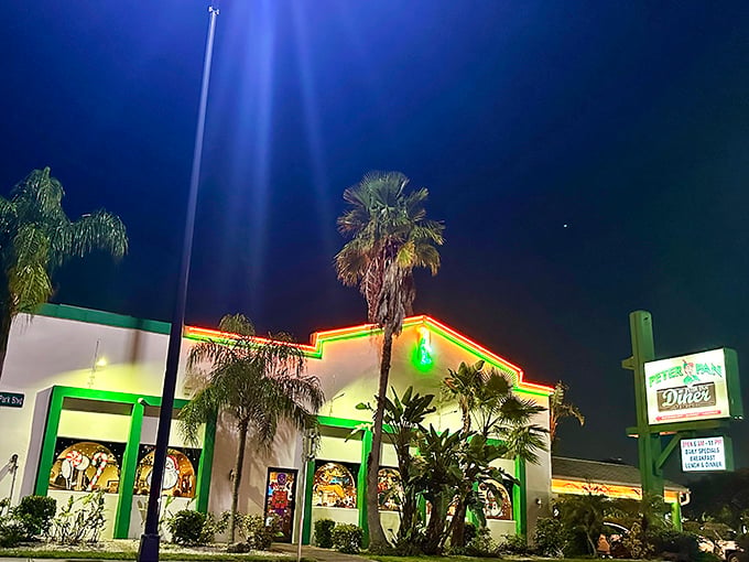 By night, this unassuming building becomes a glowing temple to the art of classic American diner cuisine. Palm trees and comfort food &ndash; a perfect Florida pairing.
