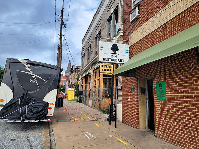 That classic downtown storefront promises the kind of breakfast that makes early mornings worth celebrating in Middle Georgia.