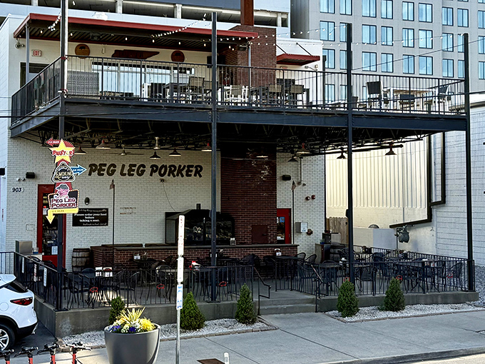 The architectural equivalent of "come as you are" &ndash; Peg Leg Porker's exterior promises no frills, just thrills for your taste buds.