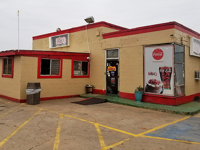 Like a barbecue time capsule, Leo's tan-and-red exterior promises no frills, just thrills for your taste buds.