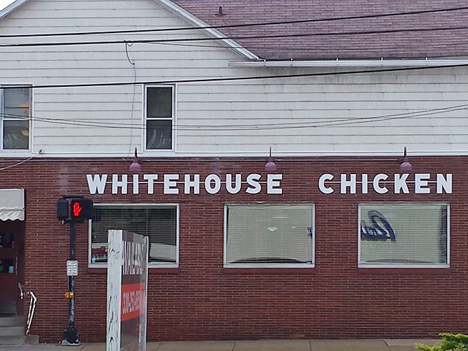 The unassuming brick exterior of White House Chicken stands like a culinary lighthouse at the corner, beckoning hungry travelers with the promise of golden-fried perfection.