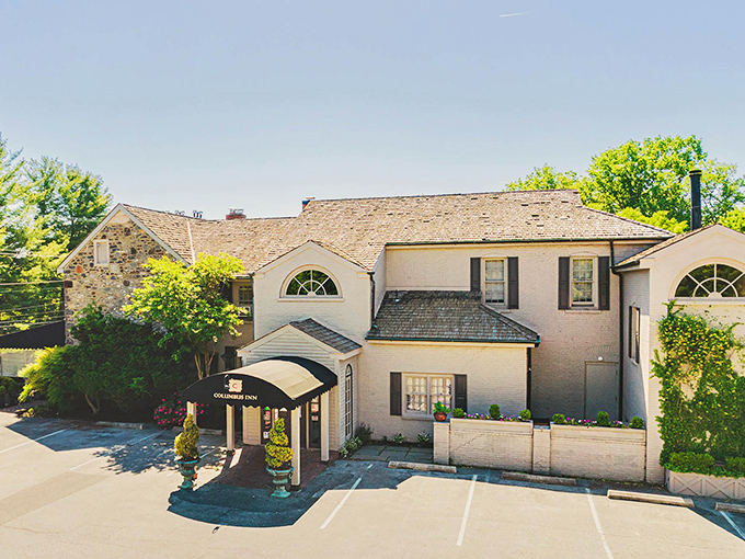 The Columbus Inn's stately exterior whispers of its 1798 origins, while the parking lot full of cars shouts, "The secret's out, folks!"