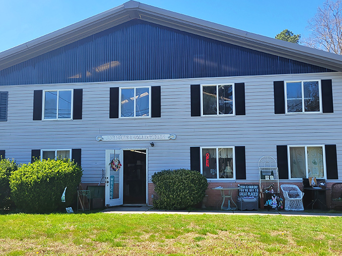 The unassuming exterior of Urbanna Flea & Antiques belies the wonderland of treasures waiting inside. Like a TARDIS of trinkets, it's bigger on the inside!