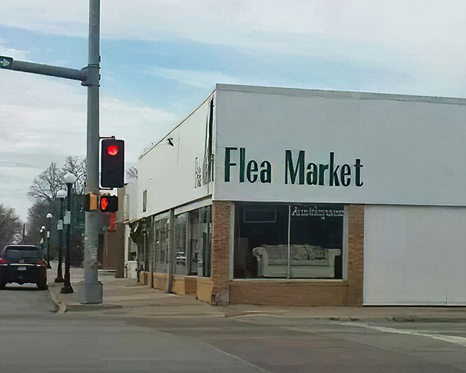 The unassuming exterior of Peter's Park Flea Market stands like a treasure chest waiting to be unlocked, promising adventures in bargain hunting behind its simple fa&ccedil;ade.