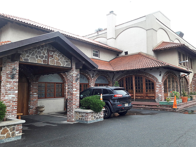 The architectural equivalent of a warm Portuguese hug, Fernandes Steak House II's exterior blends rustic charm with old-world elegance. Those terracotta roof tiles aren't just for show!