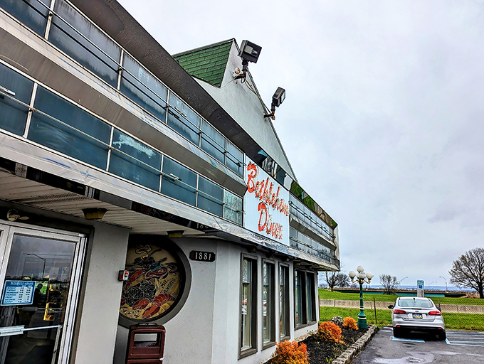 Classic script lettering promises good times ahead – and that green roof? Pure diner poetry in architectural form.