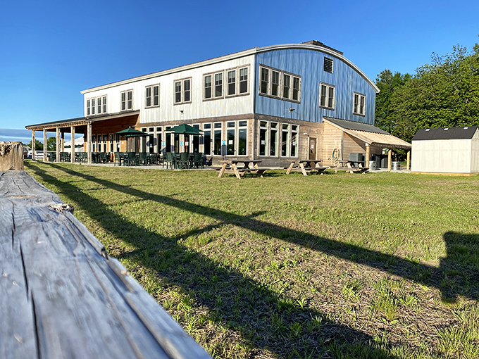 Under the wide New Hampshire sky, this barn-style café invites you to slow down, grab a seat outside, and savor breakfast the way it’s meant to be—simple, hearty, and scenic.