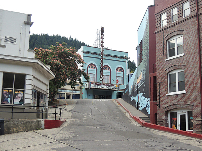 The California Theatre's turquoise fa&ccedil;ade brightens up Dunsmuir's hilly downtown, a splash of vintage charm that Hollywood location scouts would fight over.