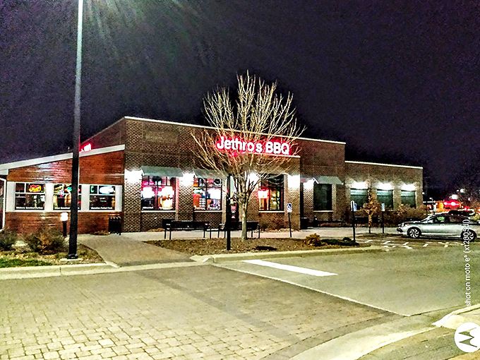By night, Jethro's transforms into a beacon for the barbecue faithful, its warm glow a siren call to hungry travelers on Iowa highways.