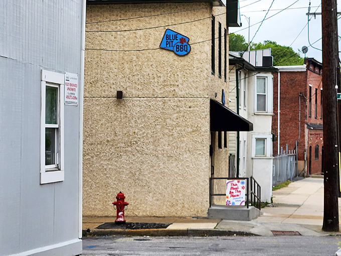 The unassuming exterior of Blue Pit BBQ proves once again that the best barbecue joints often hide in plain sight, like culinary speakeasies for those in the know.