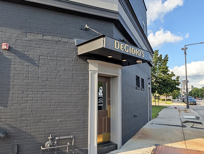 The unassuming exterior hides pasta perfection – sometimes the best treasures come in the most understated packages.