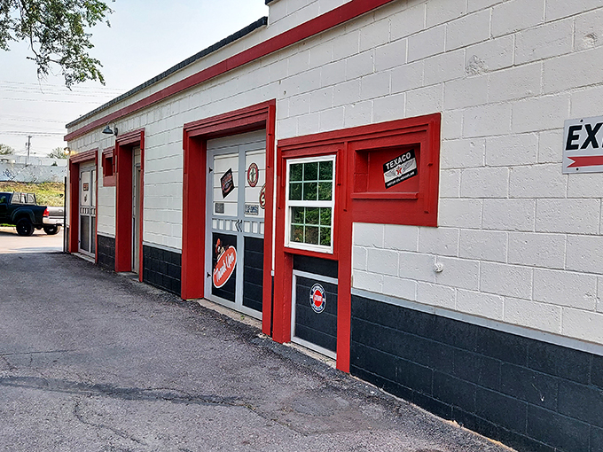 The unassuming exterior of Ron's Café proves once again that culinary treasures often hide behind the simplest facades. Those red-trimmed doors? Portals to breakfast nirvana.