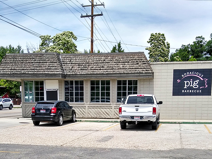 A rustic-chic exterior that whispers "small town charm" while the aroma of smoked meats shouts "get in here now!" The best invitations require no words.