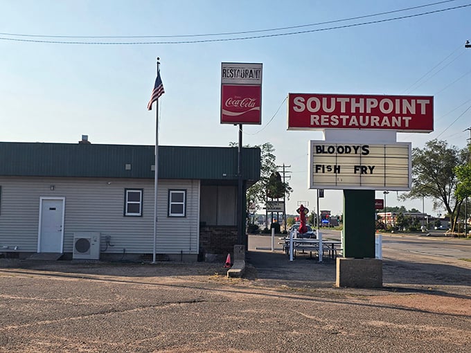 A white picket fence surrounding a no-frills diner? That's the Midwest equivalent of a velvet rope at a Hollywood hotspot&mdash;but with better food waiting inside.