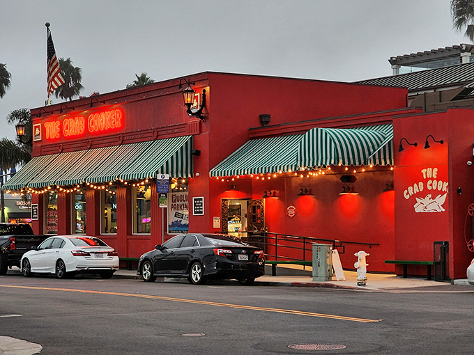 Step right up to the promised land of paper plates and seriously good seafood.