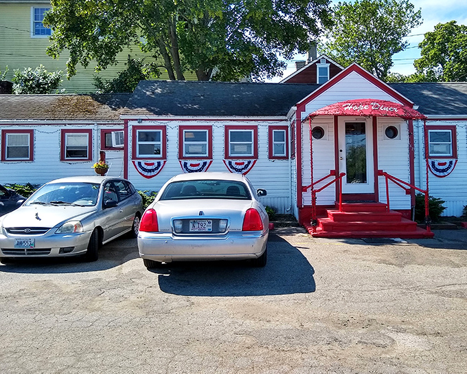 Patriotic bunting adorns Hope Diner's fa&ccedil;ade, where the bright red steps practically roll out the welcome mat for hungry visitors.
