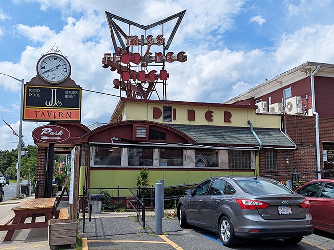 That magnificent neon sign stands tall like a lighthouse guiding hungry travelers to breakfast salvation.