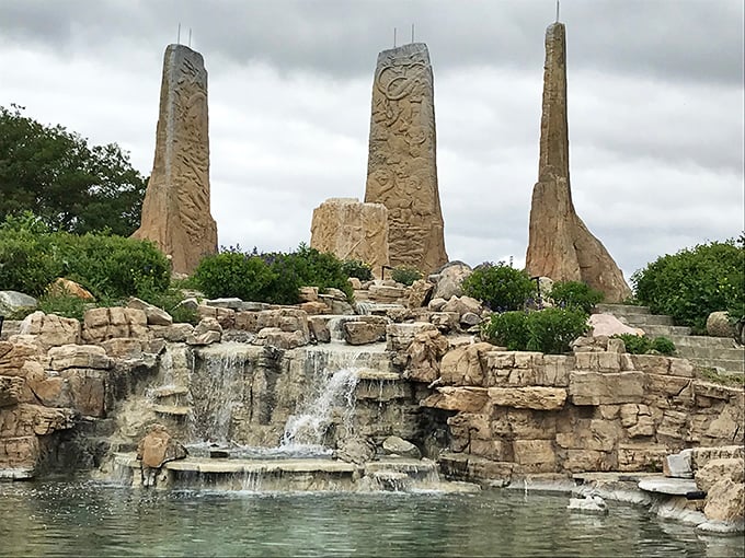 Mother Nature's own sculpture garden! These towering stone monoliths and cascading water create Nebraska's answer to Stonehenge &ndash; just with better picnic options.