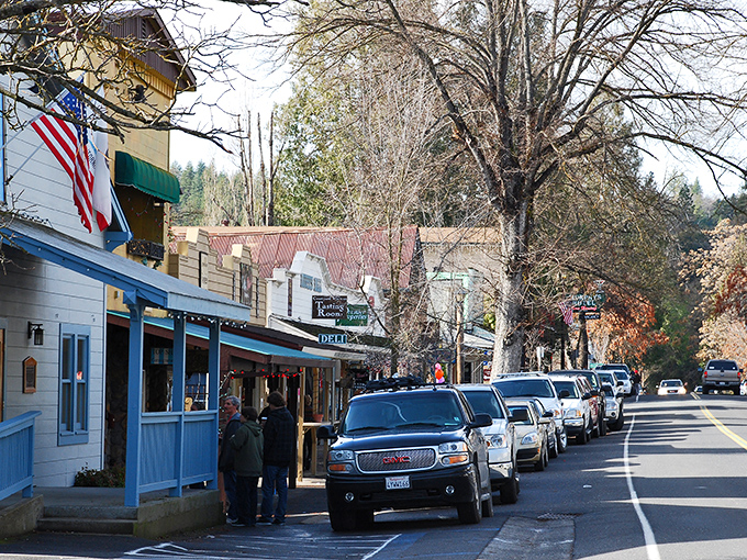 Main Street Murphys offers that perfect small-town tableau &ndash; historic storefronts, American flags, and not a chain store in sight.